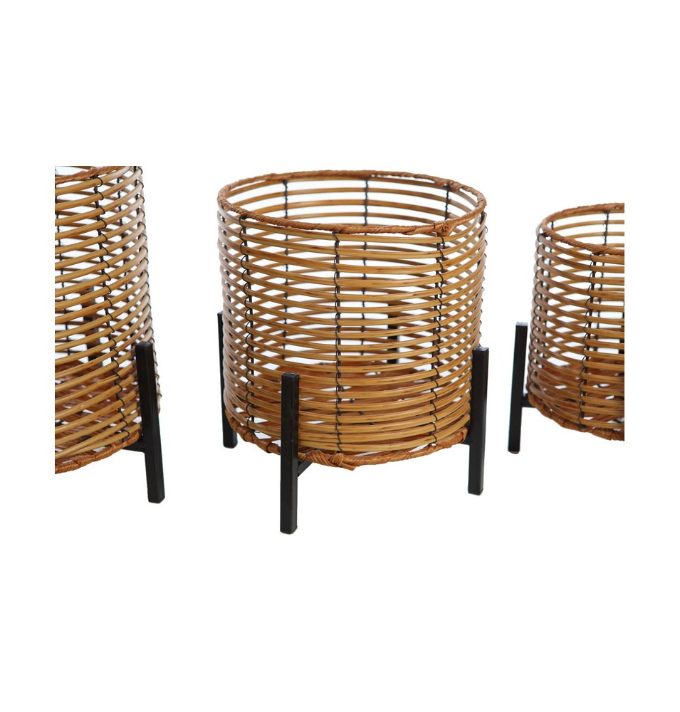 SET DE TRES MACETEROS DE RATTAN CON PIE METÁLICO