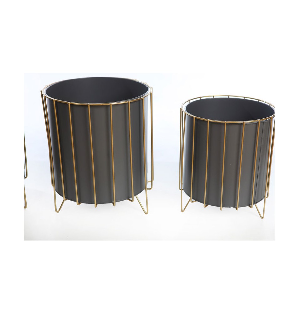 SET DE TRES MACETEROS CON PIE DORADO